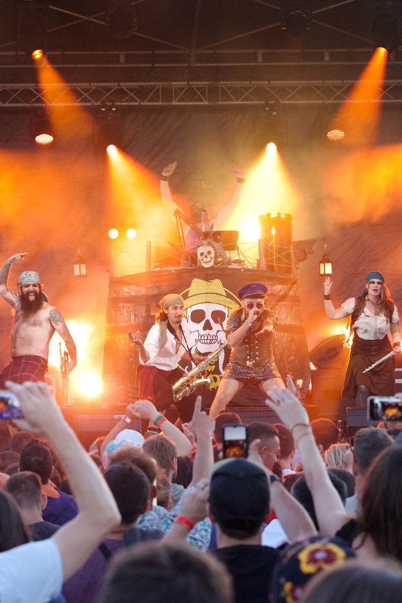 Festival au Village - Golden Parachute - Concert Turbo Pirate Party ...