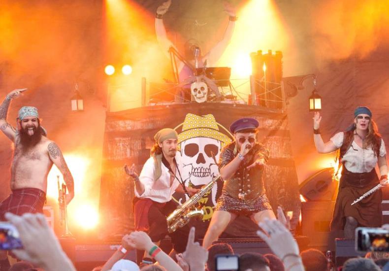 Festival au Village - Golden Parachute - Concert Turbo Pirate Party ...